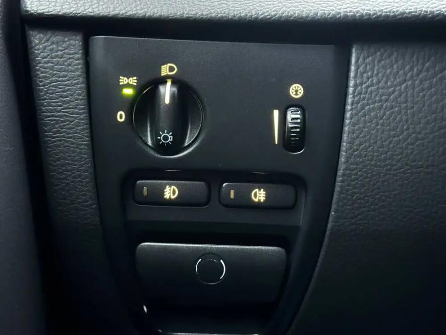 Melns Volvo XC90 2008 Jelgava, ar dzinēja tilpumu 2.40 L un nobraukumu 318 tūkst. km par 6150 €, foto 22 vietnē AUTOMOTO.COM.LV
