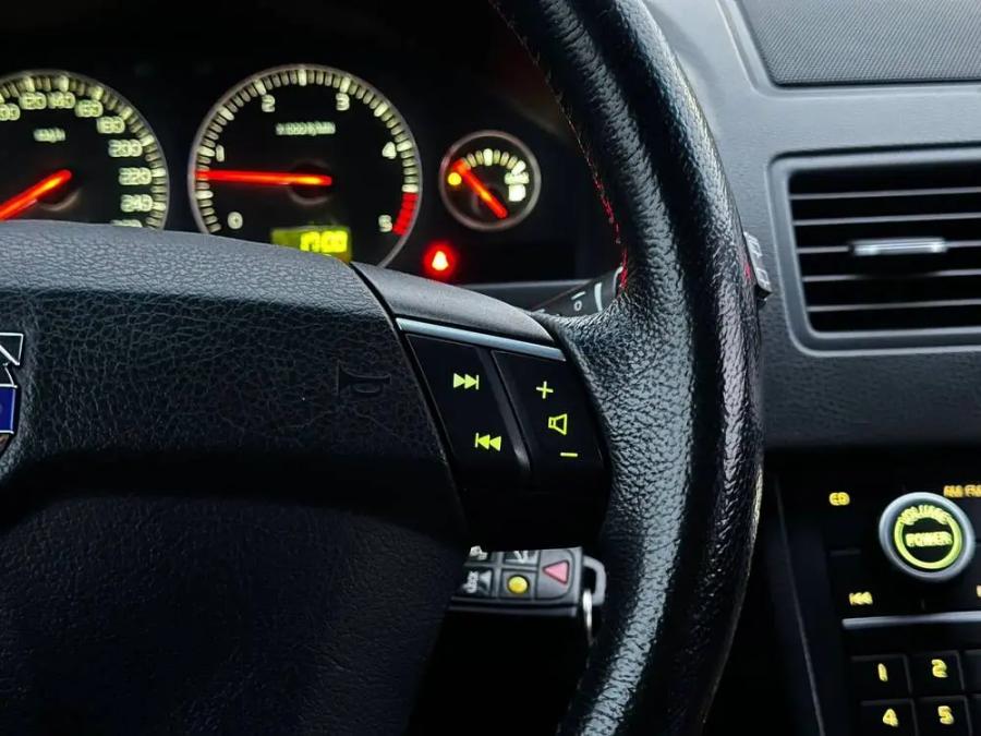 Melns Volvo XC90 2008 Jelgava, ar dzinēja tilpumu 2.40 L un nobraukumu 318 tūkst. km par 6150 €, foto 24 vietnē AUTOMOTO.COM.LV