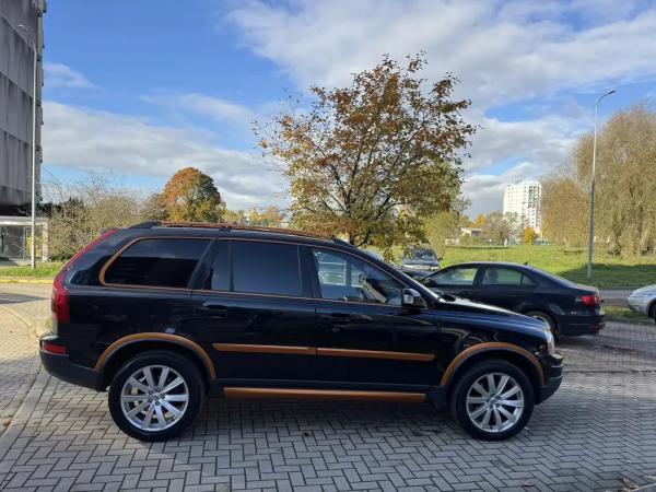 Black Volvo XC90 2008 in Riga, with an engine capacity of 2.40 L and mileage of 390 thousand km for 5490 €, photo 3 on AUTOMOTO.COM.LV