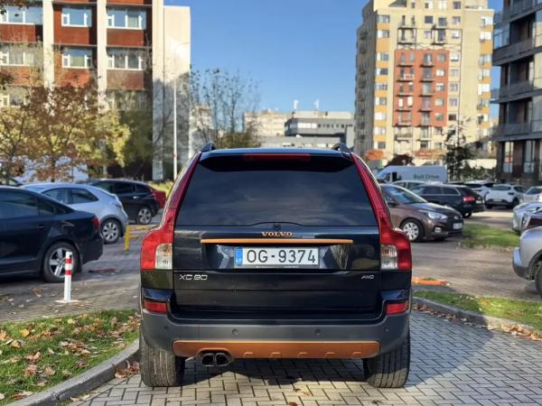 Black Volvo XC90 2008 in Riga, with an engine capacity of 2.40 L and mileage of 390 thousand km for 5490 €, photo 5 on AUTOMOTO.COM.LV