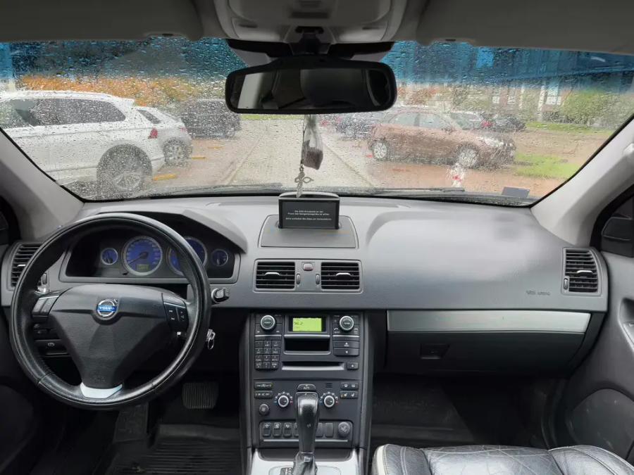 Black Volvo XC90 2008 in Riga, with an engine capacity of 2.40 L and mileage of 390 thousand km for 5490 €, photo 8 on AUTOMOTO.COM.LV