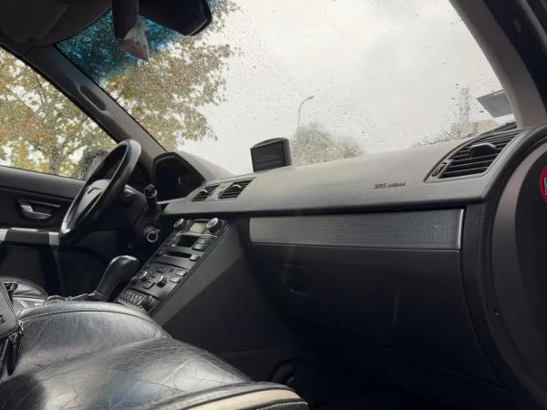 Black Volvo XC90 2008 in Riga, with an engine capacity of 2.40 L and mileage of 390 thousand km for 5490 €, photo 8 on AUTOMOTO.COM.LV