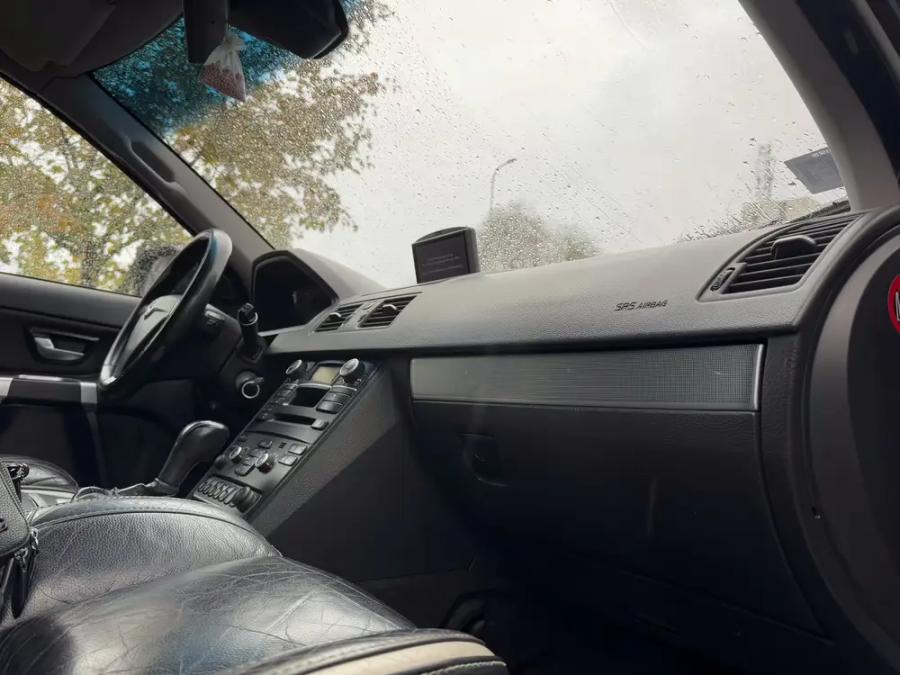 Black Volvo XC90 2008 in Riga, with an engine capacity of 2.40 L and mileage of 390 thousand km for 5490 €, photo 9 on AUTOMOTO.COM.LV
