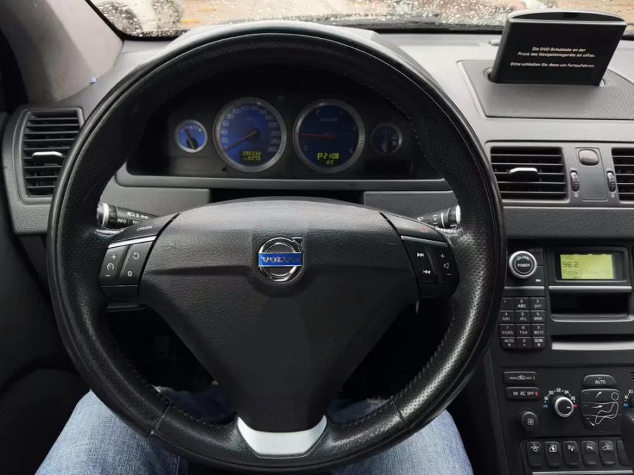 Black Volvo XC90 2008 in Riga, with an engine capacity of 2.40 L and mileage of 390 thousand km for 5490 €, photo 12 on AUTOMOTO.COM.LV