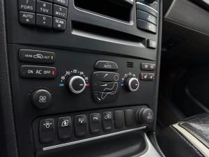 Black Volvo XC90 2008 in Riga, with an engine capacity of 2.40 L and mileage of 390 thousand km for 5490 €, photo 13 on AUTOMOTO.COM.LV
