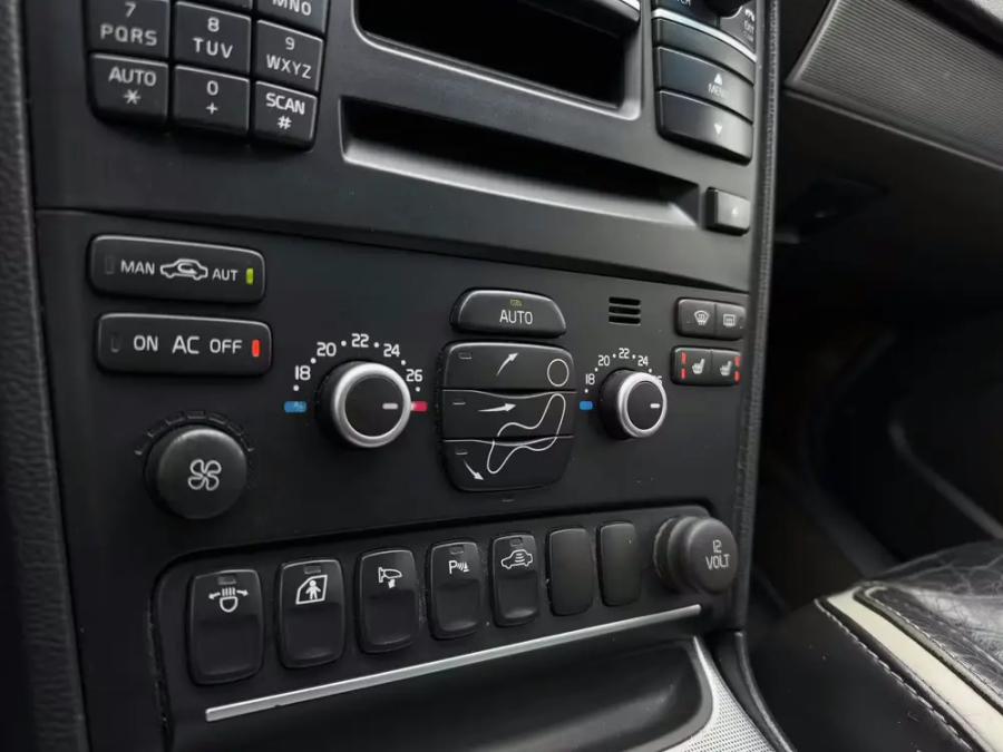 Black Volvo XC90 2008 in Riga, with an engine capacity of 2.40 L and mileage of 390 thousand km for 5490 €, photo 13 on AUTOMOTO.COM.LV
