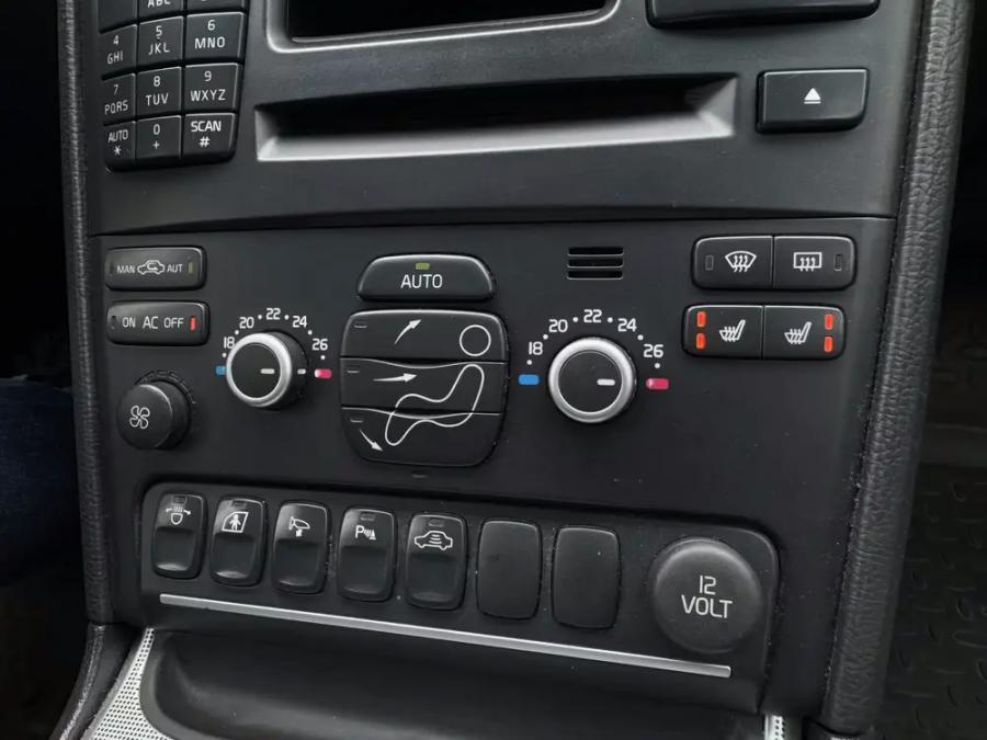 Black Volvo XC90 2008 in Riga, with an engine capacity of 2.40 L and mileage of 390 thousand km for 5490 €, photo 14 on AUTOMOTO.COM.LV