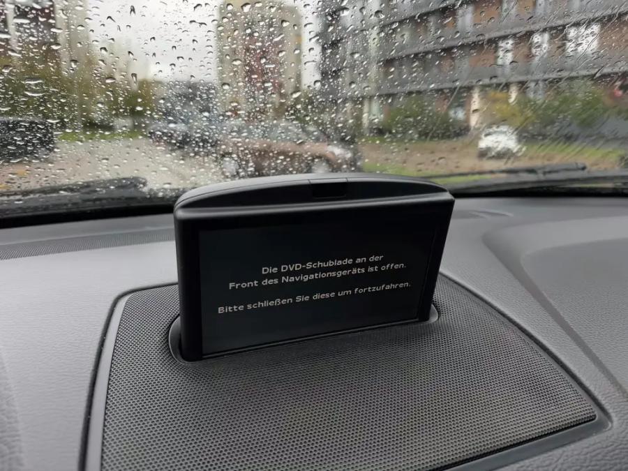 Black Volvo XC90 2008 in Riga, with an engine capacity of 2.40 L and mileage of 390 thousand km for 5490 €, photo 16 on AUTOMOTO.COM.LV