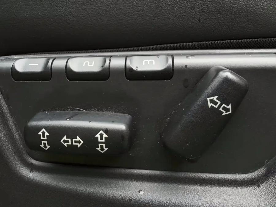 Black Volvo XC90 2008 in Riga, with an engine capacity of 2.40 L and mileage of 390 thousand km for 5490 €, photo 17 on AUTOMOTO.COM.LV