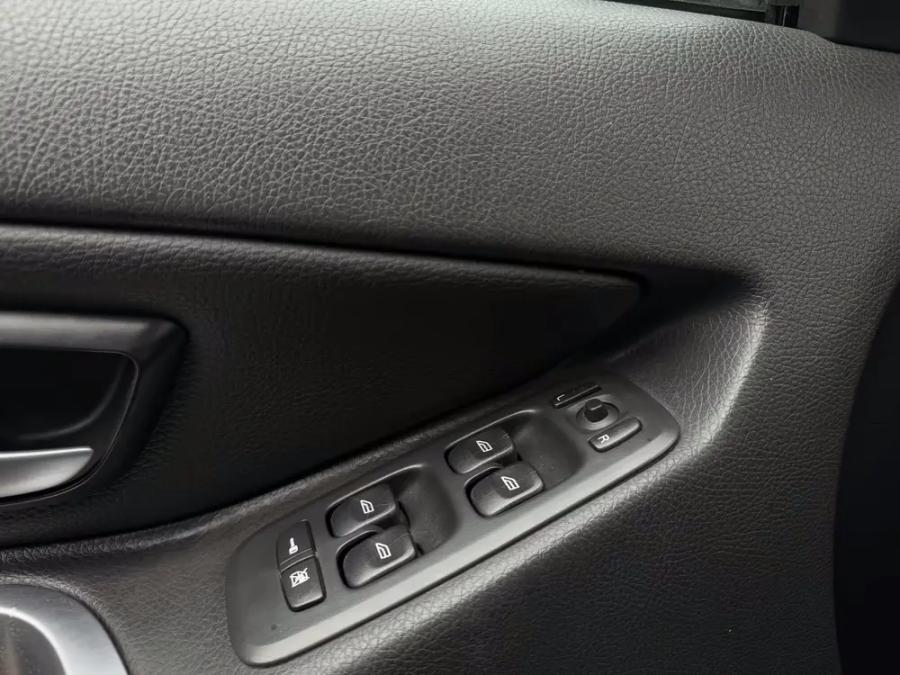 Black Volvo XC90 2008 in Riga, with an engine capacity of 2.40 L and mileage of 390 thousand km for 5490 €, photo 18 on AUTOMOTO.COM.LV