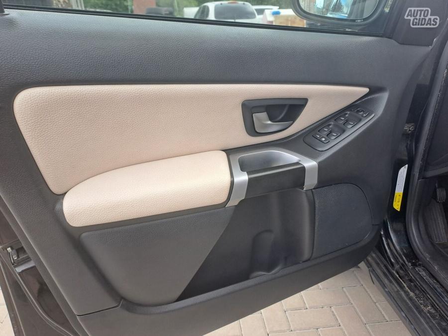Black Volvo XC90 2008 in Vilnius, with an engine capacity of 2.40 L and mileage of 380 thousand km for 5950 €, photo 10 on AUTOMOTO.COM.LV