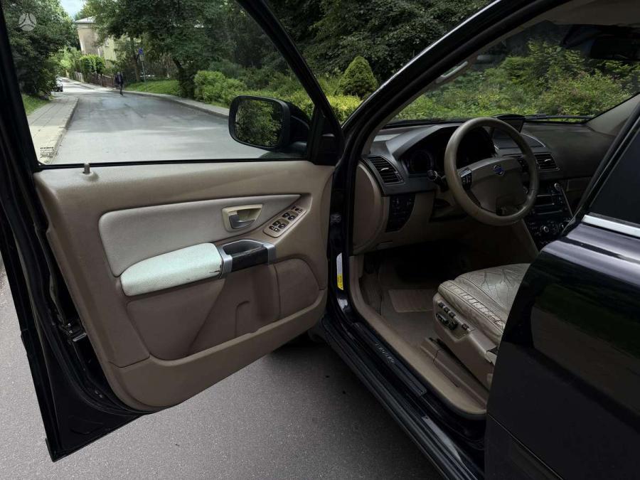 Black Volvo XC90 2008 in Vilnius, with an engine capacity of 2.40 L and mileage of 300 thousand km for 4450 €, photo 13 on AUTOMOTO.COM.LV