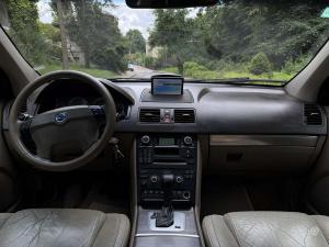 Black Volvo XC90 2008 in Vilnius, with an engine capacity of 2.40 L and mileage of 300 thousand km for 4450 €, photo 17 on AUTOMOTO.COM.LV