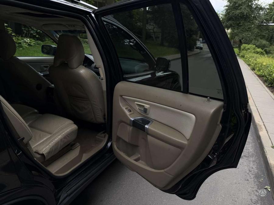 Black Volvo XC90 2008 in Vilnius, with an engine capacity of 2.40 L and mileage of 300 thousand km for 4450 €, photo 18 on AUTOMOTO.COM.LV