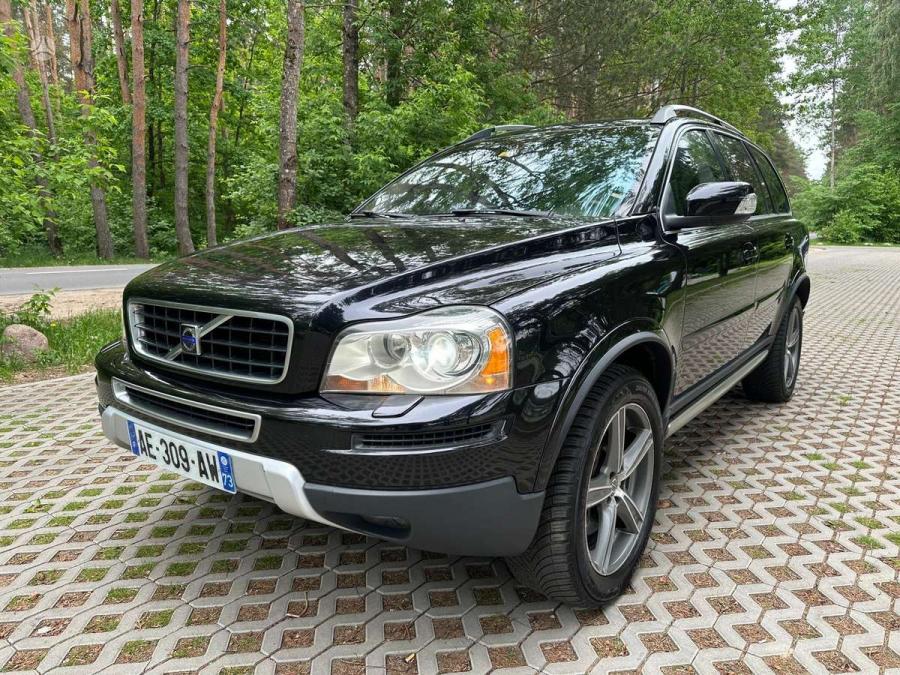 Black Volvo XC90 2008 in Vilnius, with an engine capacity of 2.40 L and mileage of 232 thousand km for 6750 €, photo 4 on AUTOMOTO.COM.LV
