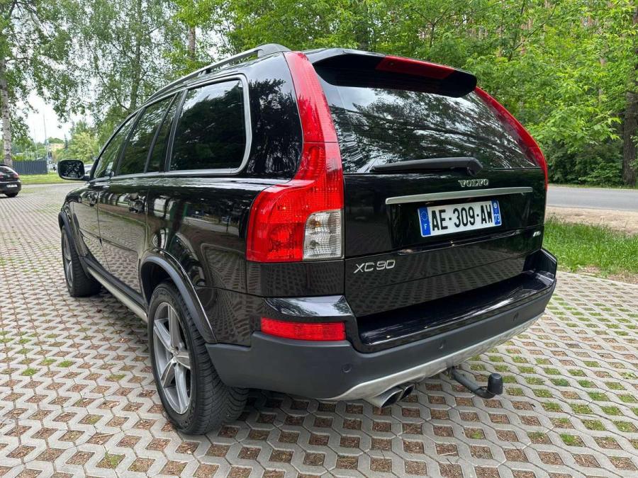 Black Volvo XC90 2008 in Vilnius, with an engine capacity of 2.40 L and mileage of 232 thousand km for 6750 €, photo 5 on AUTOMOTO.COM.LV