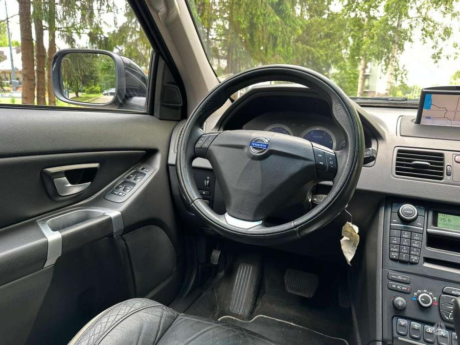 Black Volvo XC90 2008 in Vilnius, with an engine capacity of 2.40 L and mileage of 232 thousand km for 6750 €, photo 16 on AUTOMOTO.COM.LV