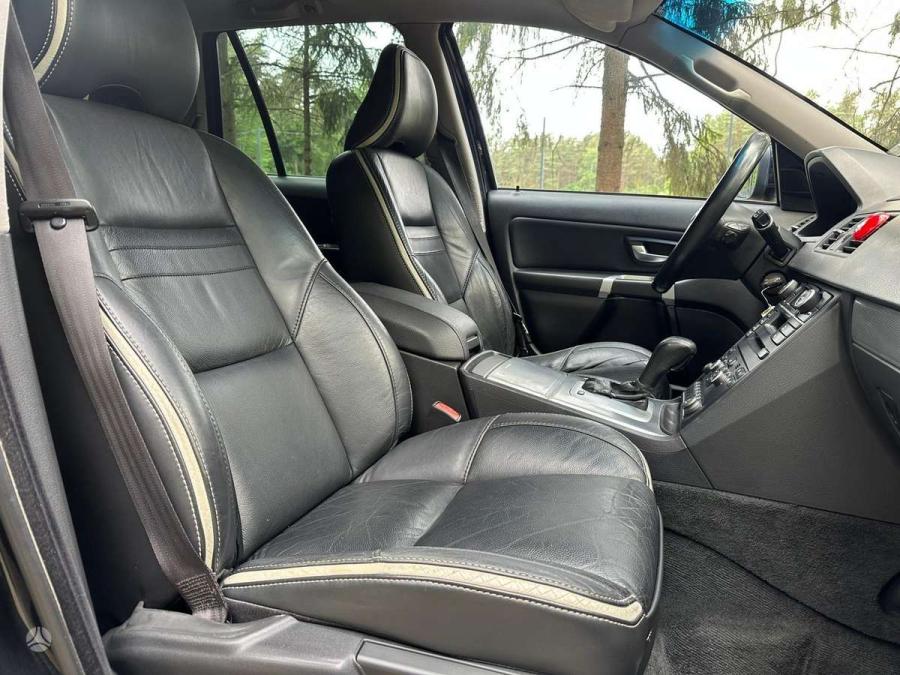 Black Volvo XC90 2008 in Vilnius, with an engine capacity of 2.40 L and mileage of 232 thousand km for 6750 €, photo 23 on AUTOMOTO.COM.LV