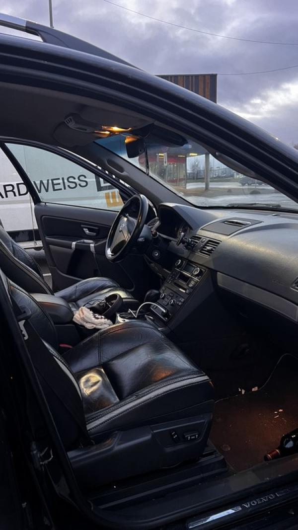 Black Volvo XC90 2008 in Tallinn, with an engine capacity of 2.40 L and mileage of 425 thousand km for 6000 €, photo 2 on AUTOMOTO.COM.LV