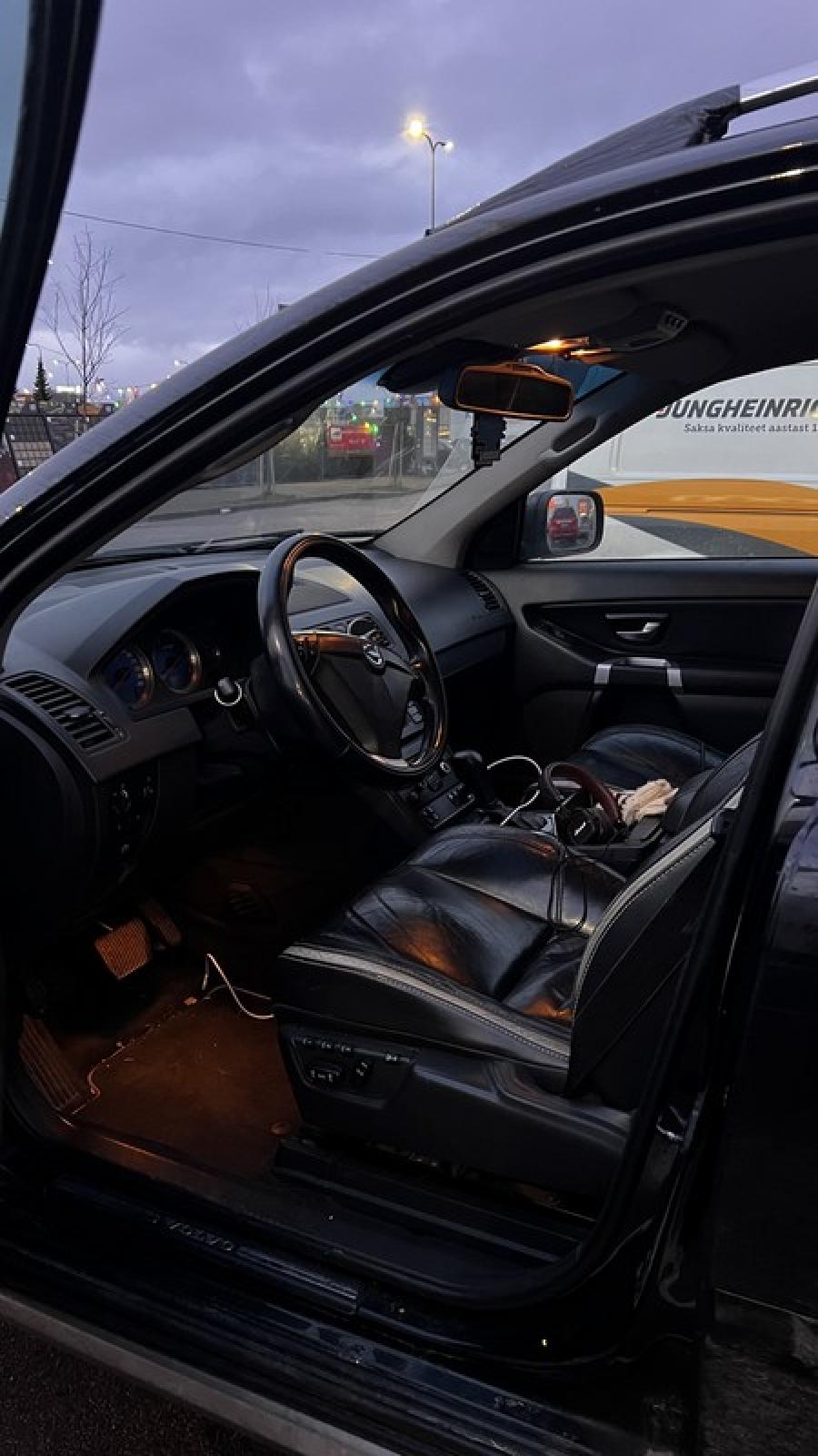 Melns Volvo XC90 2008 Tallina, ar dzinēja tilpumu 2.40 L un nobraukumu 425 tūkst. km par 6000 €, foto 4 vietnē AUTOMOTO.COM.LV