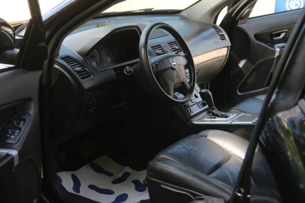 Black Volvo XC90 2008 in Riga, with an engine capacity of 2.40 L and mileage of 433 thousand km for 3490 €, photo 6 on AUTOMOTO.COM.LV