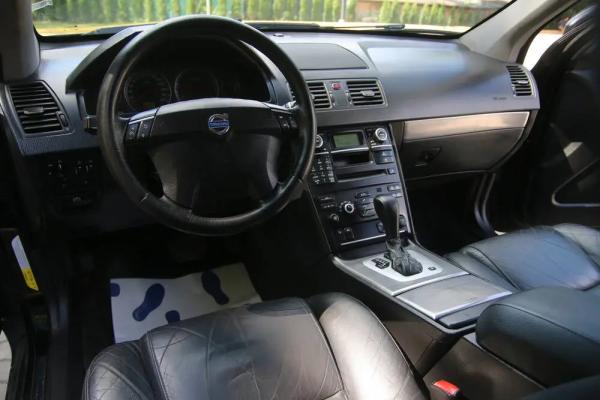 Black Volvo XC90 2008 in Riga, with an engine capacity of 2.40 L and mileage of 433 thousand km for 3490 €, photo 7 on AUTOMOTO.COM.LV