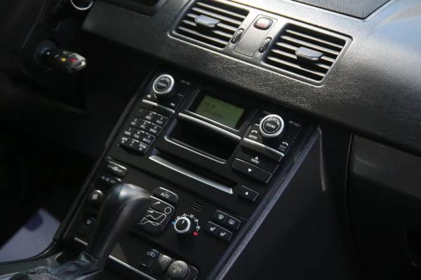 Melns Volvo XC90 2008 Rīga, ar dzinēja tilpumu 2.40 L un nobraukumu 433 tūkst. km par 3490 €, foto 9 vietnē AUTOMOTO.COM.LV
