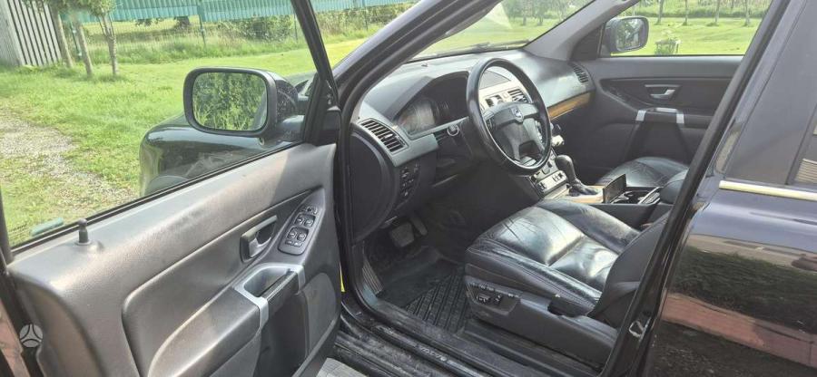 Black Volvo XC90 2008 in Skuodas, with an engine capacity of 3.19 L and mileage of 200 thousand km for 6200 €, photo 13 on AUTOMOTO.COM.LV