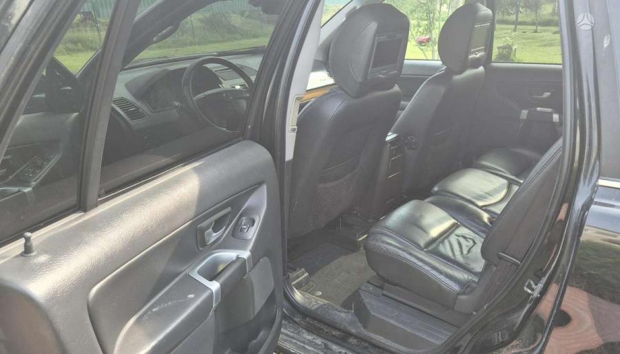 Black Volvo XC90 2008 in Skuodas, with an engine capacity of 3.19 L and mileage of 200 thousand km for 6200 €, photo 14 on AUTOMOTO.COM.LV