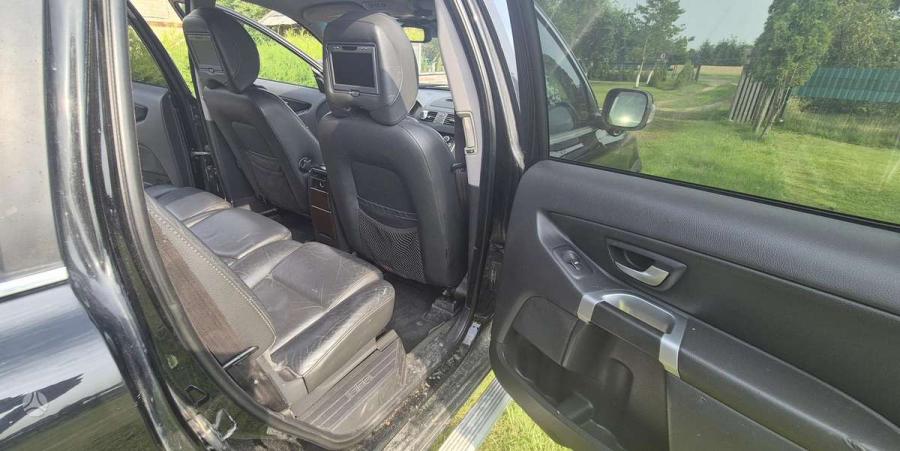 Black Volvo XC90 2008 in Skuodas, with an engine capacity of 3.19 L and mileage of 200 thousand km for 6200 €, photo 17 on AUTOMOTO.COM.LV