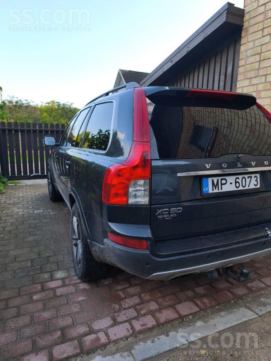 Black Volvo XC90 2008 in Jelgava, with an engine capacity of 2.40 L and mileage of 395 thousand km for 5840 €, photo 4 on AUTOMOTO.COM.LV