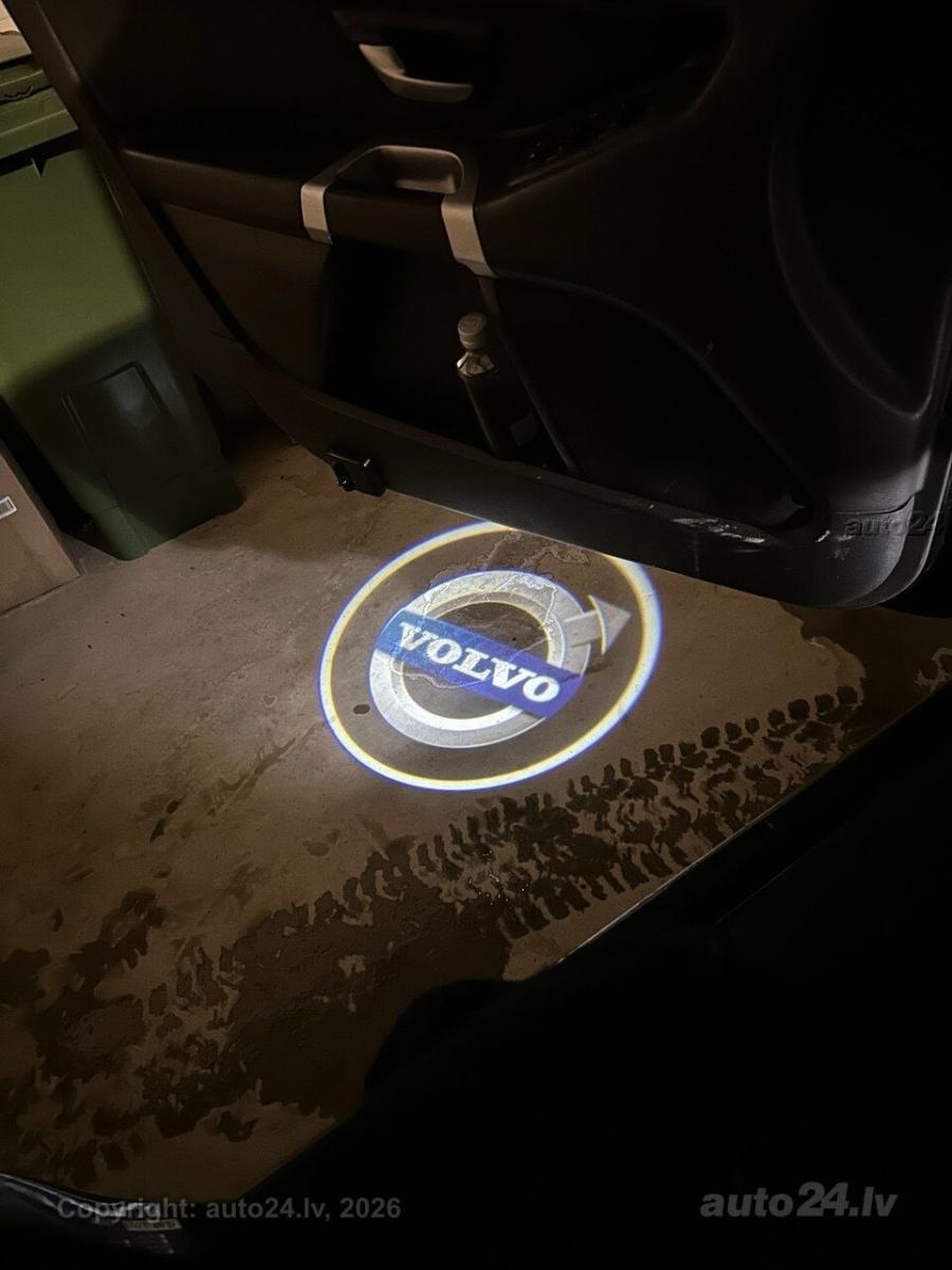 Melns Volvo XC90 2008 Tartu, ar dzinēja tilpumu 2.40 L un nobraukumu 382 tūkst. km par 6800 €, foto 26 vietnē AUTOMOTO.COM.LV