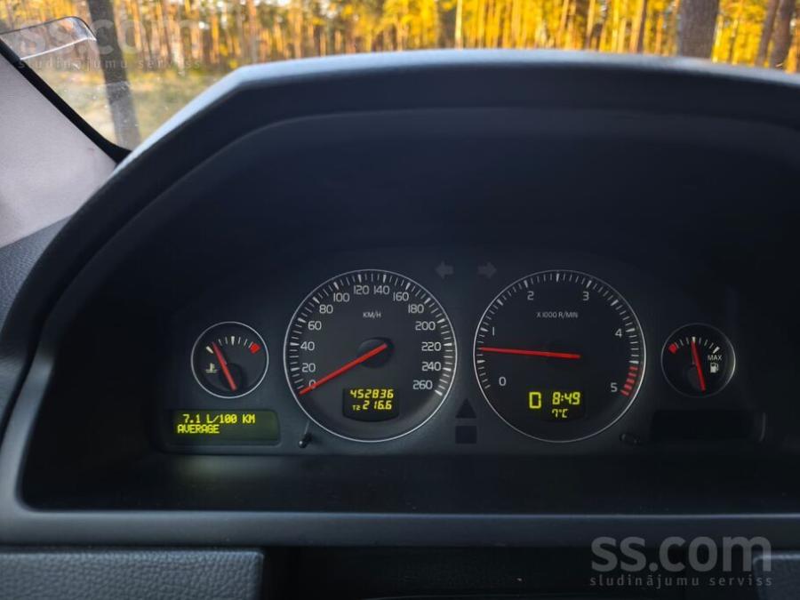 Black Volvo XC90 2008 in Riga, with an engine capacity of 2.40 L and mileage of 453 thousand km for 3000 €, photo 8 on AUTOMOTO.COM.LV