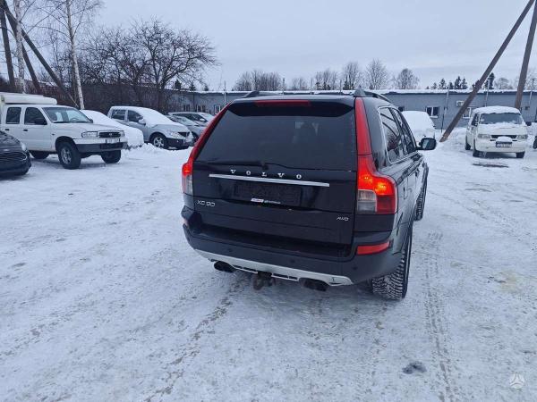 Black Volvo XC90 2009 in Kretinga, with an engine capacity of 2.40 L and mileage of 321 thousand km for 7750 €, photo 7 on AUTOMOTO.COM.LV