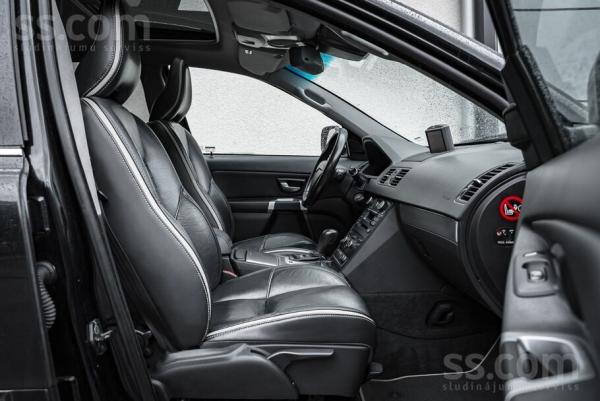 Black Volvo XC90 2009 in Riga, with an engine capacity of 2.40 L and mileage of 274 thousand km for 6995 €, photo 10 on AUTOMOTO.COM.LV