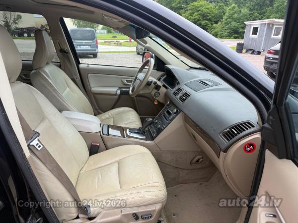 Black Volvo XC90 2009 in Viljandi, with an engine capacity of 2.40 L and mileage of 330 thousand km for 7999 €, photo 8 on AUTOMOTO.COM.LV
