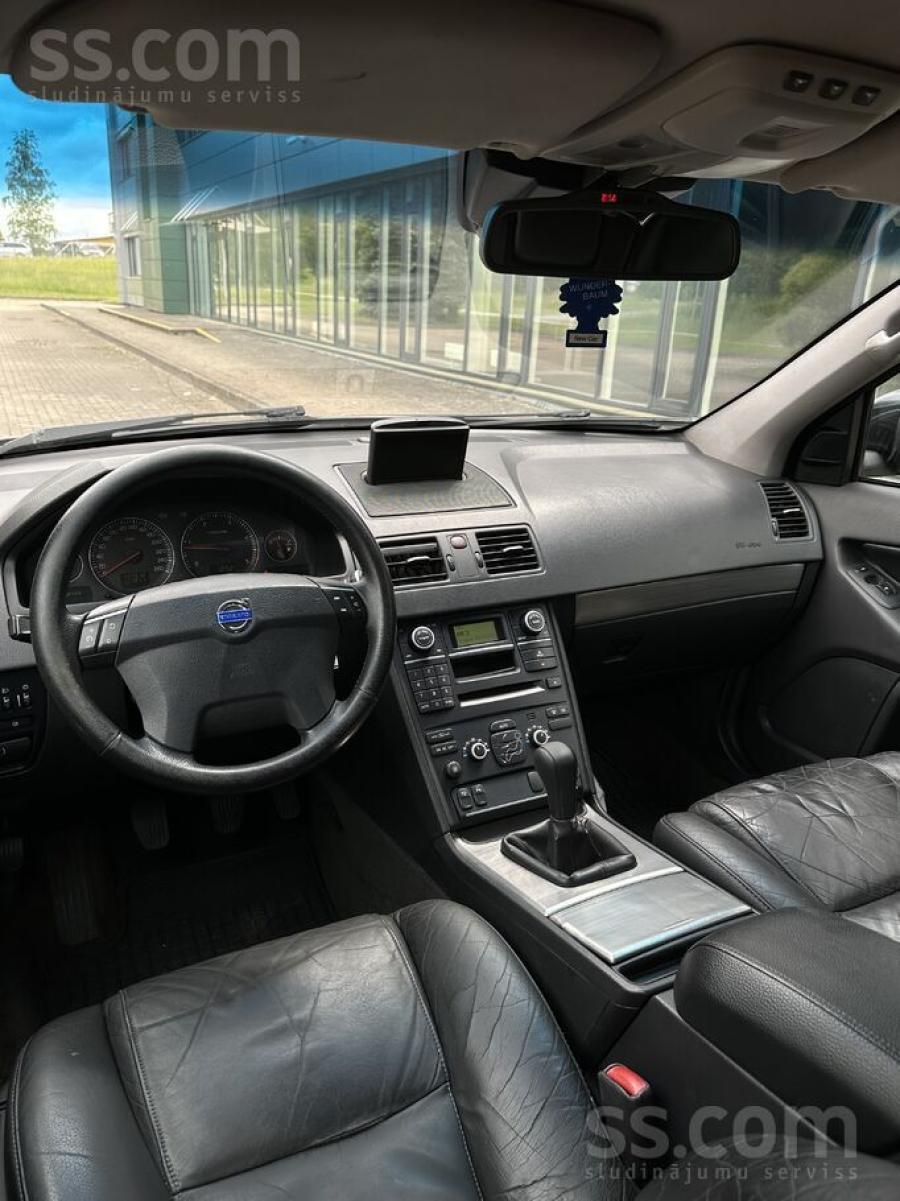 Black Volvo XC90 2009 in Tukums, with an engine capacity of 2.40 L and mileage of 427 thousand km for 4700 €, photo 11 on AUTOMOTO.COM.LV