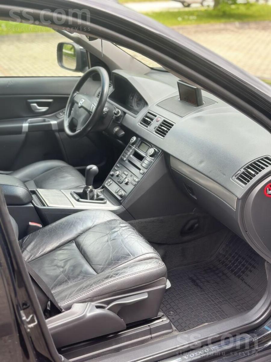 Black Volvo XC90 2009 in Tukums, with an engine capacity of 2.40 L and mileage of 427 thousand km for 4700 €, photo 15 on AUTOMOTO.COM.LV