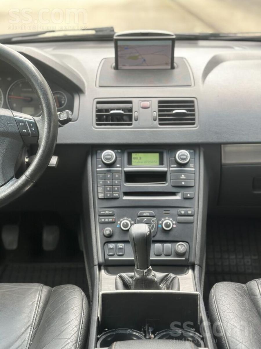 Black Volvo XC90 2009 in Tukums, with an engine capacity of 2.40 L and mileage of 427 thousand km for 4700 €, photo 18 on AUTOMOTO.COM.LV