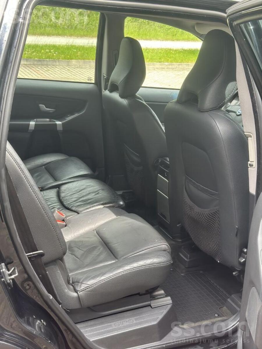 Black Volvo XC90 2009 in Tukums, with an engine capacity of 2.40 L and mileage of 427 thousand km for 4700 €, photo 22 on AUTOMOTO.COM.LV