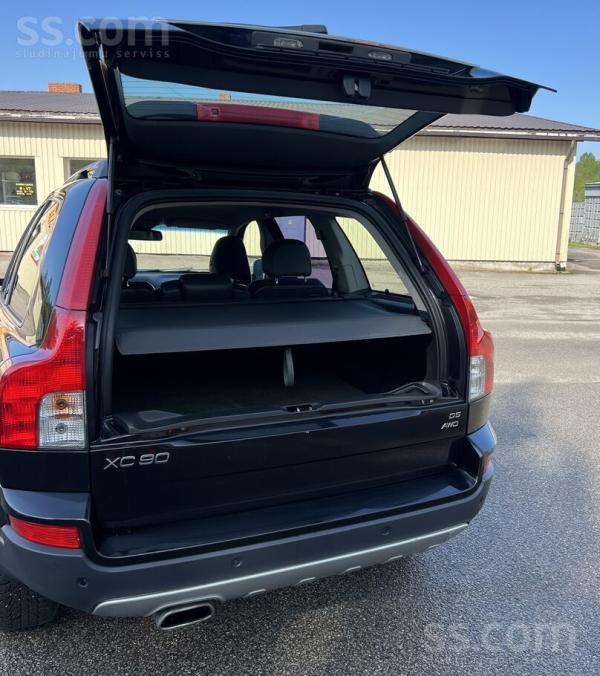 Black Volvo XC90 2009 in Limbazi, with an engine capacity of 2.40 L and mileage of 275 thousand km for 5900 €, photo 4 on AUTOMOTO.COM.LV