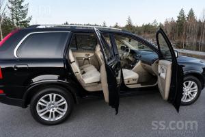 Black Volvo XC90 2009 in Riga, with an engine capacity of 2.40 L and mileage of 346 thousand km for 7900 €, photo 3 on AUTOMOTO.COM.LV