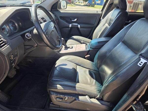 Black Volvo XC90 2009 in Marijampole, with an engine capacity of 2.40 L and mileage of 325 thousand km for 6199 €, photo 8 on AUTOMOTO.COM.LV