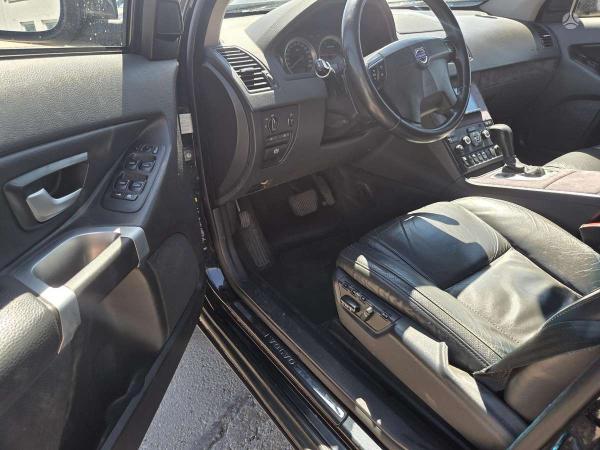 Black Volvo XC90 2009 in Marijampole, with an engine capacity of 2.40 L and mileage of 325 thousand km for 6199 €, photo 9 on AUTOMOTO.COM.LV