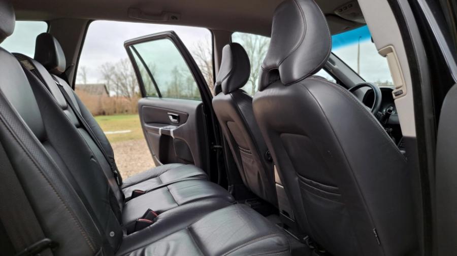 Black Volvo XC90 2009 in Riga, with an engine capacity of 2.40 L and mileage of 219 thousand km for 8490 €, photo 8 on AUTOMOTO.COM.LV