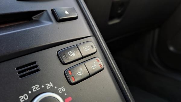 Black Volvo XC90 2009 in Riga, with an engine capacity of 2.40 L and mileage of 219 thousand km for 8490 €, photo 9 on AUTOMOTO.COM.LV