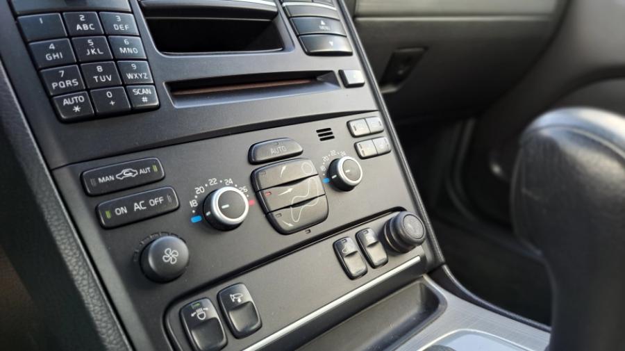 Black Volvo XC90 2009 in Riga, with an engine capacity of 2.40 L and mileage of 219 thousand km for 8490 €, photo 12 on AUTOMOTO.COM.LV