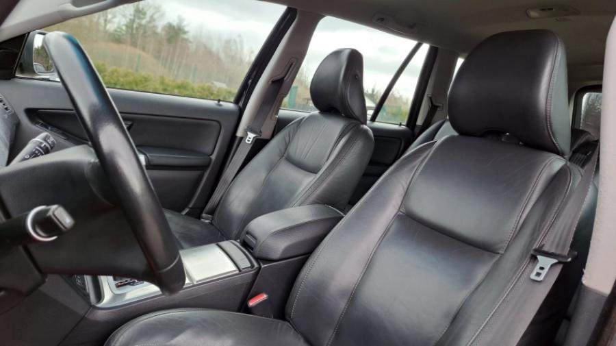 Black Volvo XC90 2009 in Riga, with an engine capacity of 2.40 L and mileage of 219 thousand km for 8490 €, photo 13 on AUTOMOTO.COM.LV