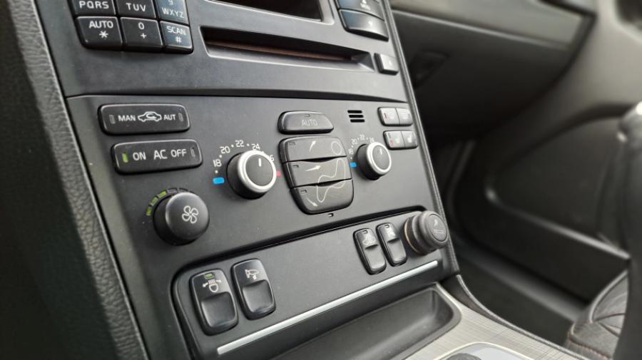 Black Volvo XC90 2009 in Riga, with an engine capacity of 2.40 L and mileage of 219 thousand km for 8490 €, photo 30 on AUTOMOTO.COM.LV