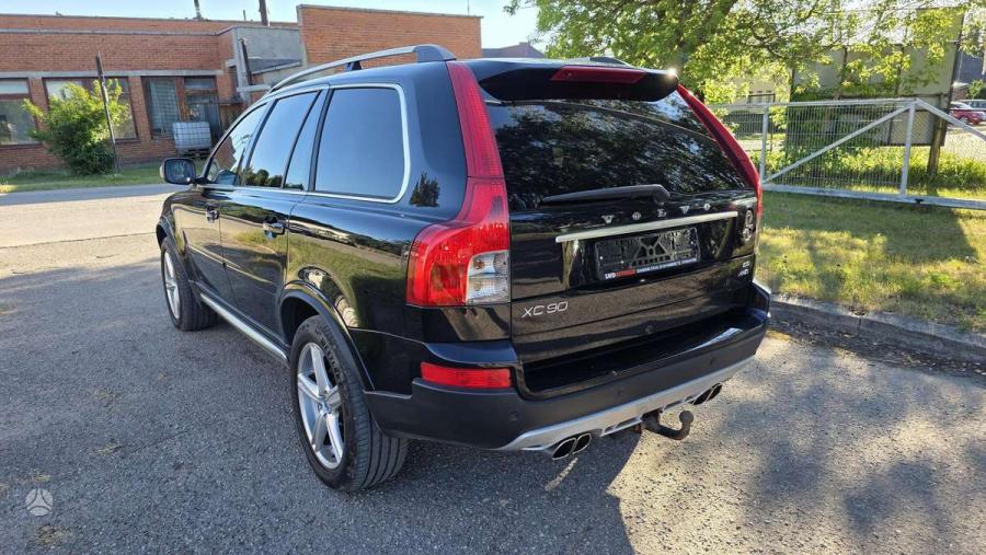 Black Volvo XC90 2009 in Siauliai, with an engine capacity of 2.40 L and mileage of 288 thousand km for 7250 €, photo 4 on AUTOMOTO.COM.LV